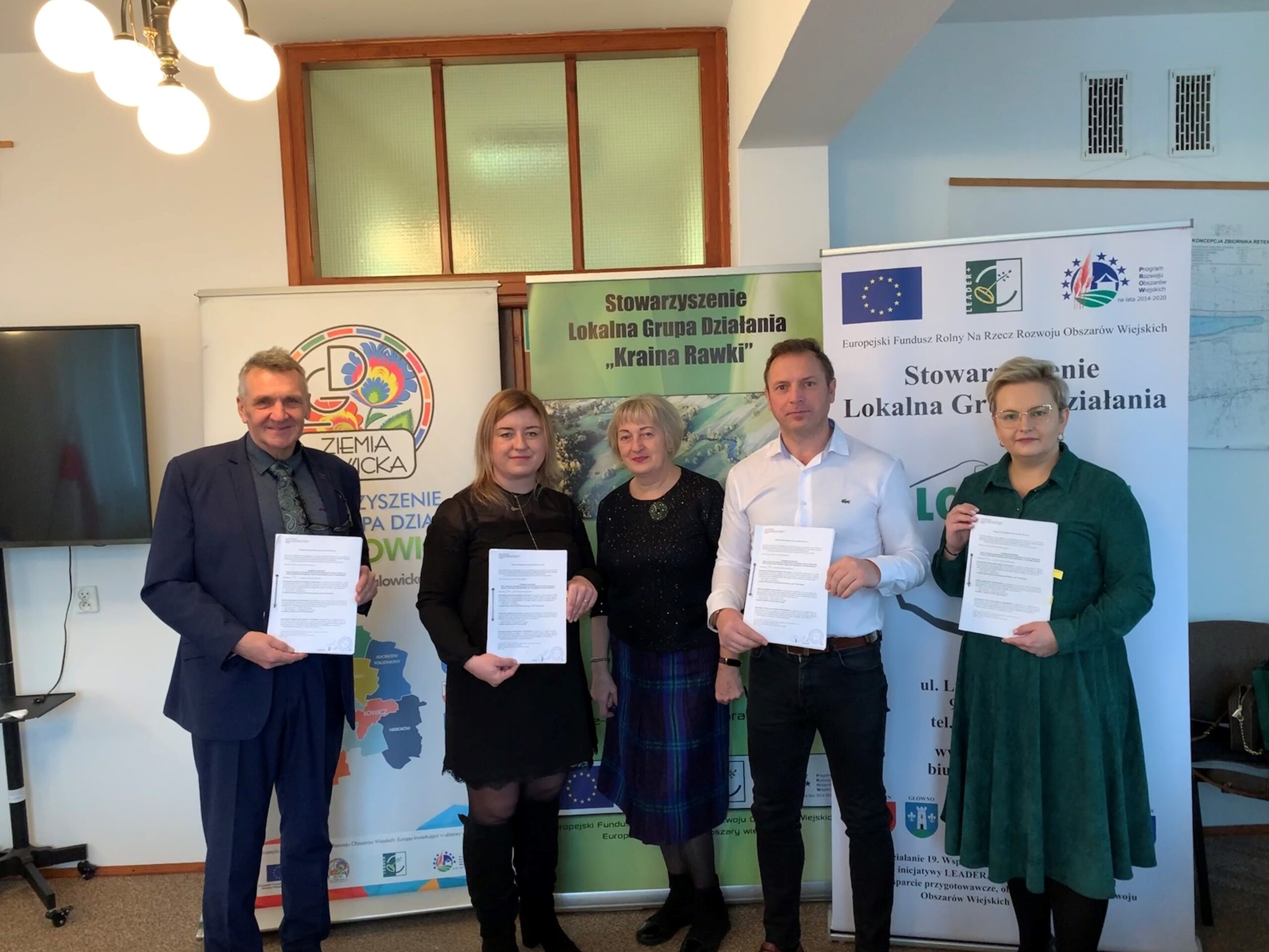 Podpisanie umowy na prjekt współpracy PLiAT (1) – LGD Kraina Rawki